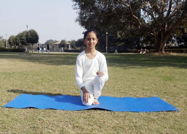 वीरासन योग विधि, लाभ और सावधानी। Veerasana Steps, Benefits and Precaution